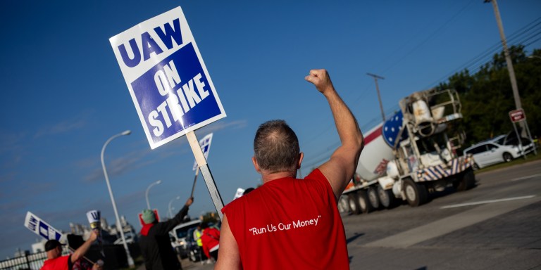 UAW Temporary Loses Twitter Verification as Union Strikes